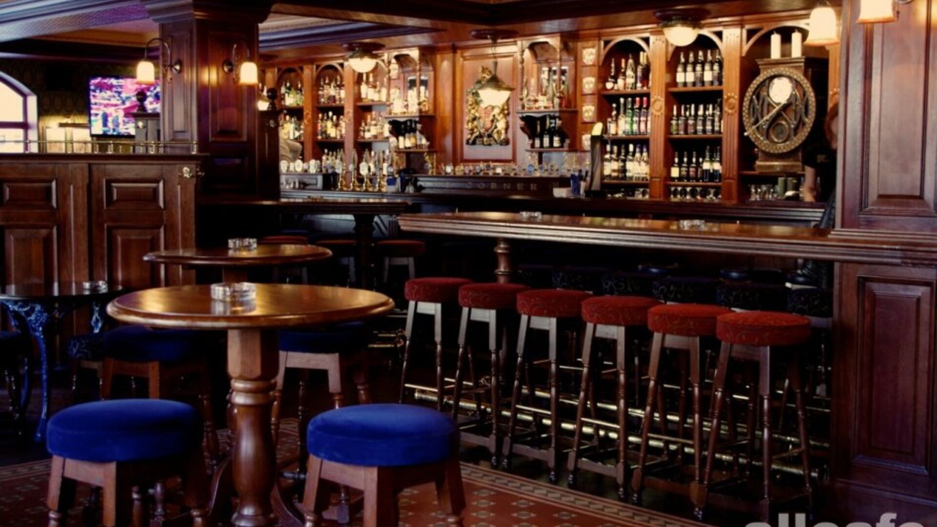 Corner pub store